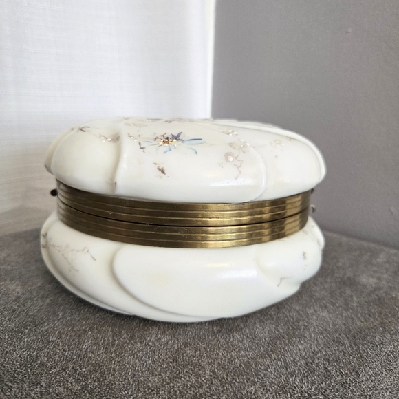 Wave Crest | Art | Antique Wavecrest Lg Dresser Box Hinged Milk Glass ...